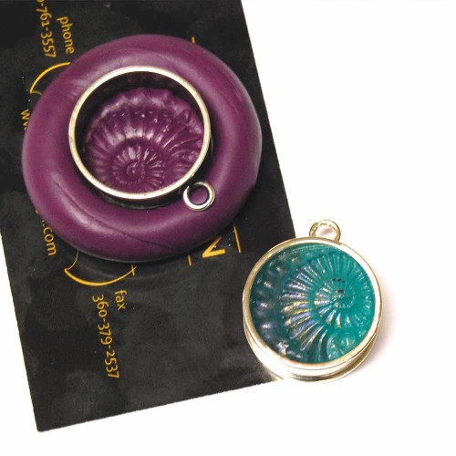 Clever Idea to Use Open Bezels, Silicone Molds and Resin / The Beading Gem