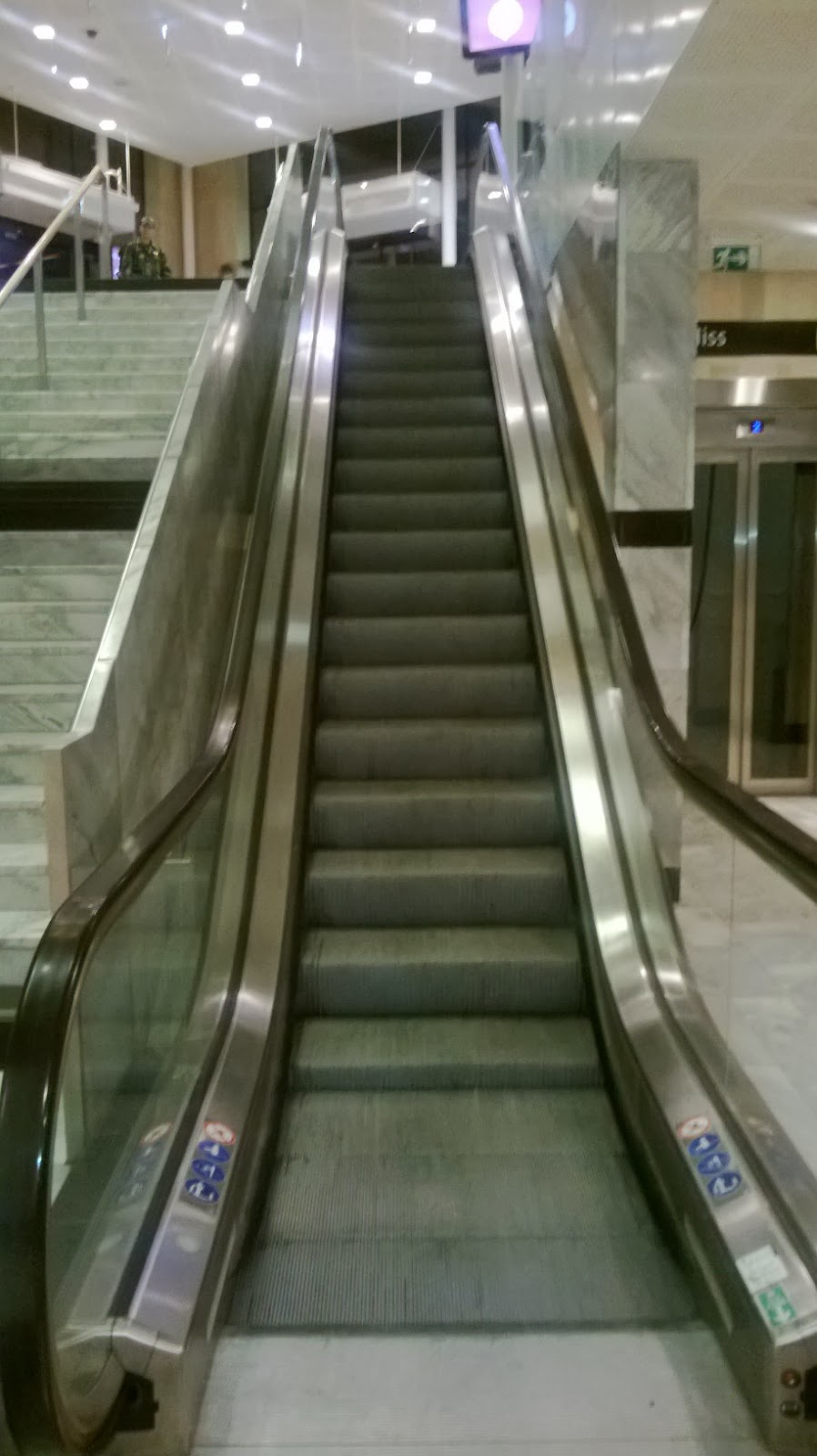 Mitt i Fålhagen: Se upp: Rulltrapporna rullar inte...