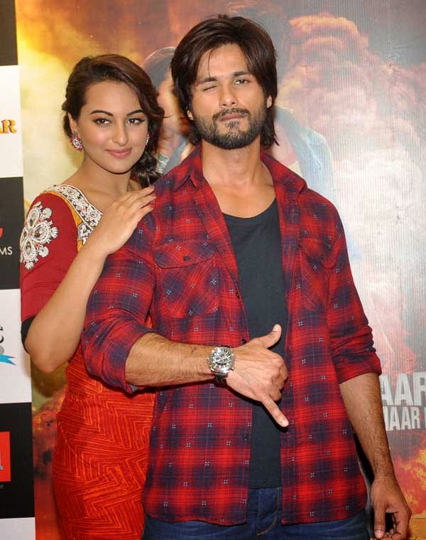 Sonakshi Sinha in red saree at R...Rajkumar movie promotion | electrihot