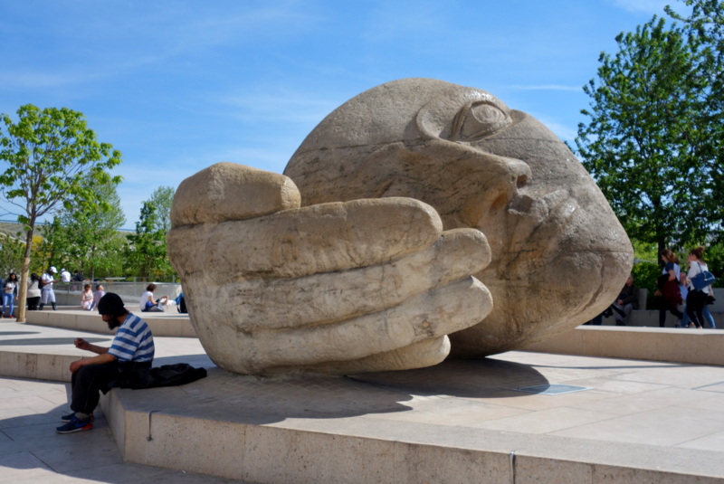Paris : L'écoute, une sculpture signée Henri de Miller au coeur des ...