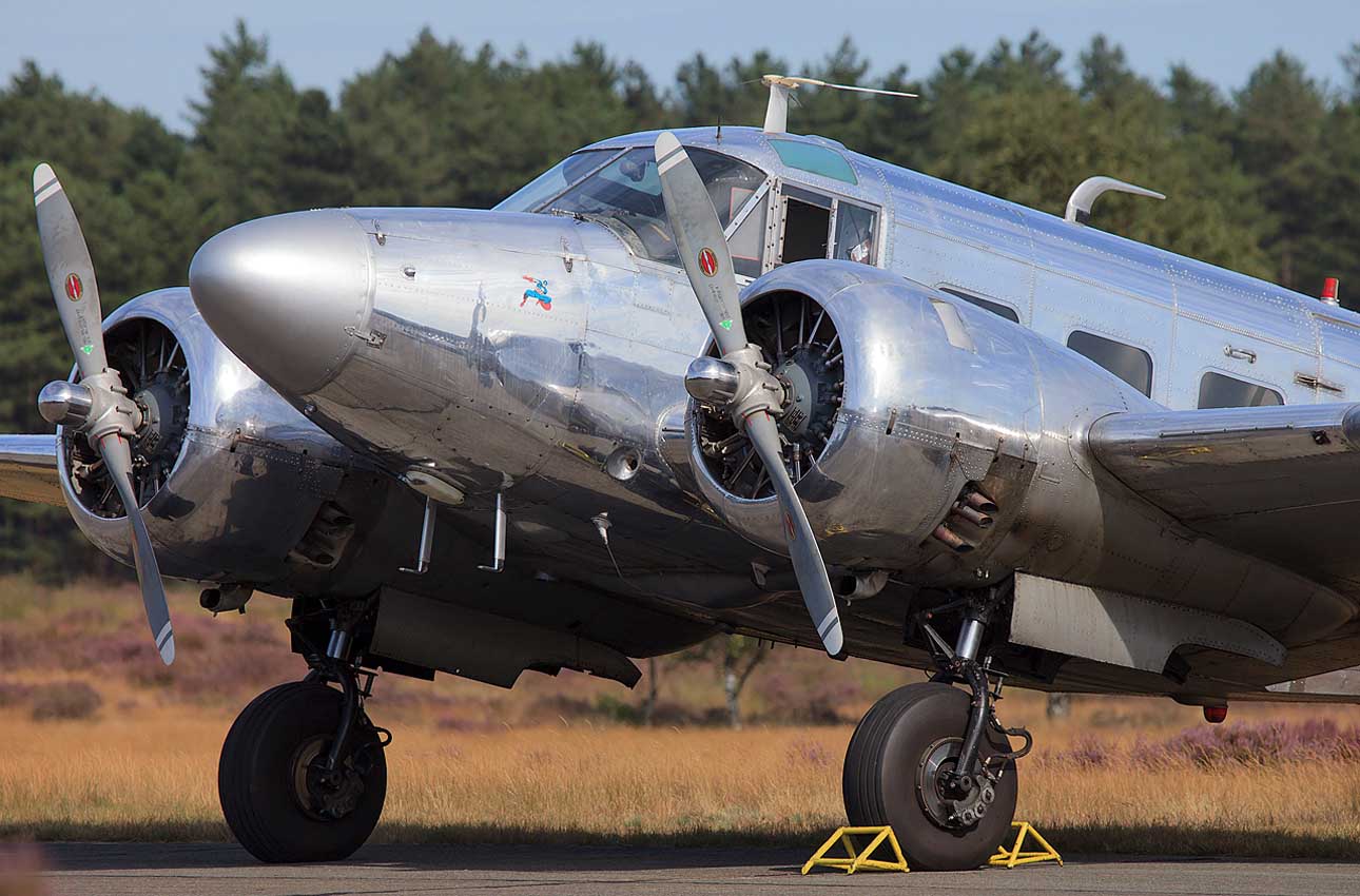 nhungdoicanh: Beechcraft 18 Twin Beech