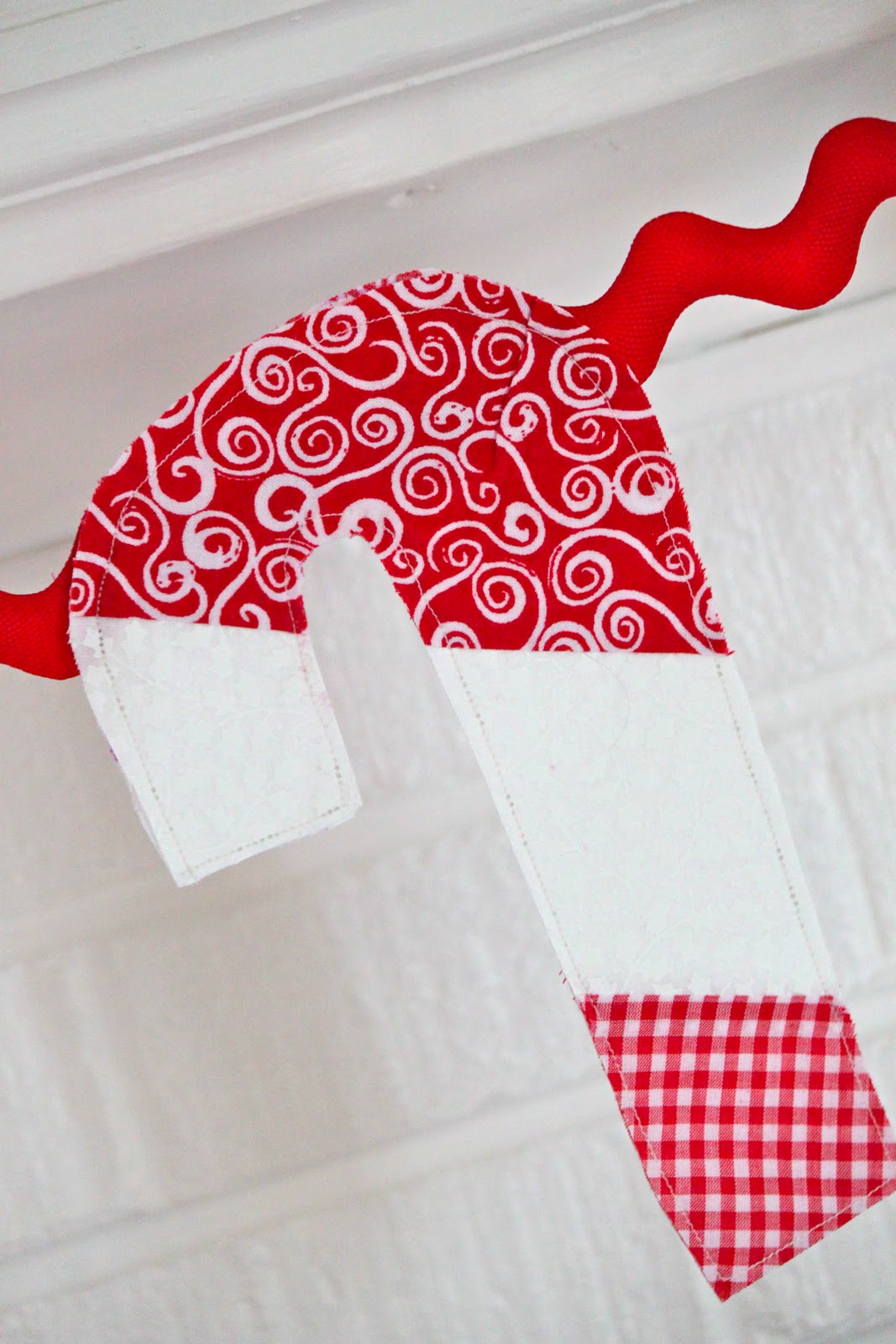 Candy Cane Bunting {Tutorial} - Smashed Peas & Carrots