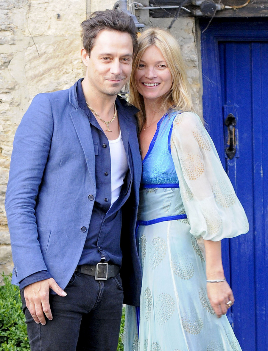 qomicu: Kate Moss & Jamie Hince are getting married today in England