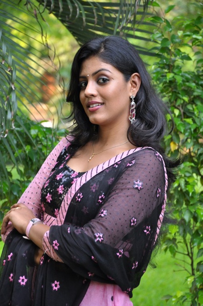 Media Gallery: Iniya Actress Cute Stills Pics Photo Gallery