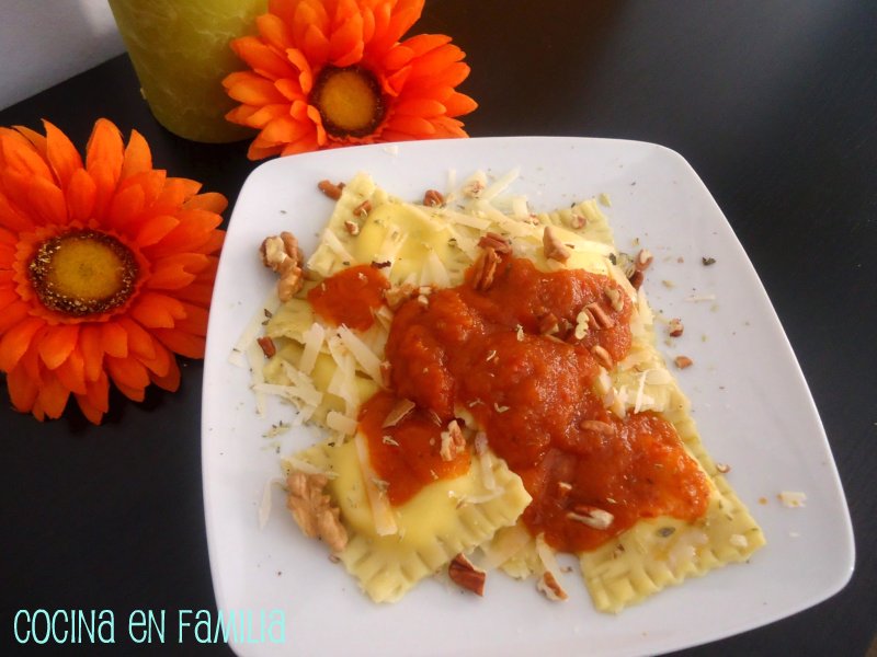 Raviolis rellenos de crema gorgonzola