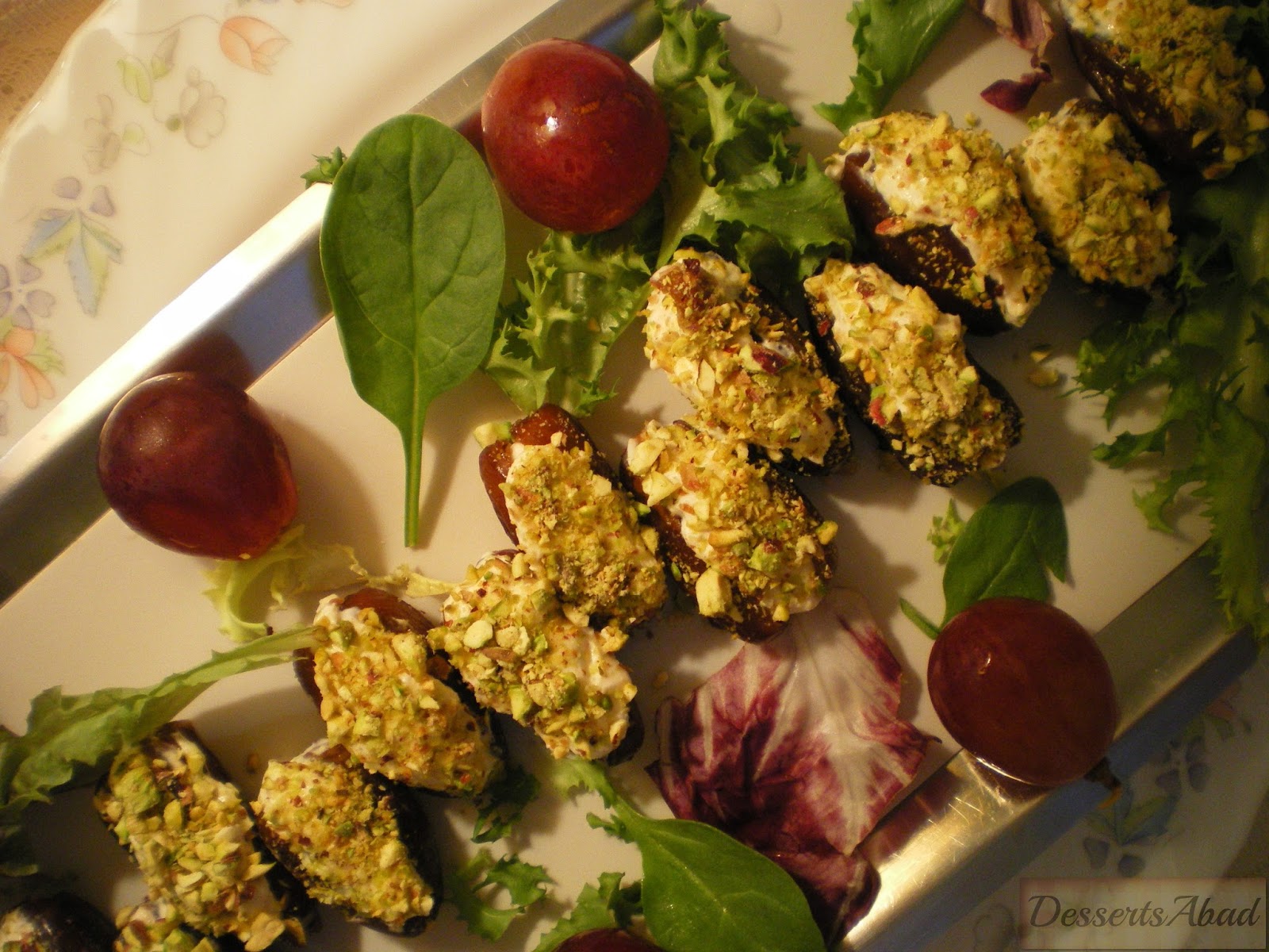 Dátiles rellenos con queso crema y pistachos - DessertsAbad