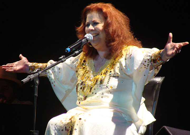 Notas Musicais: Feliz demais, Beth repõe seu valente samba na rua em ...