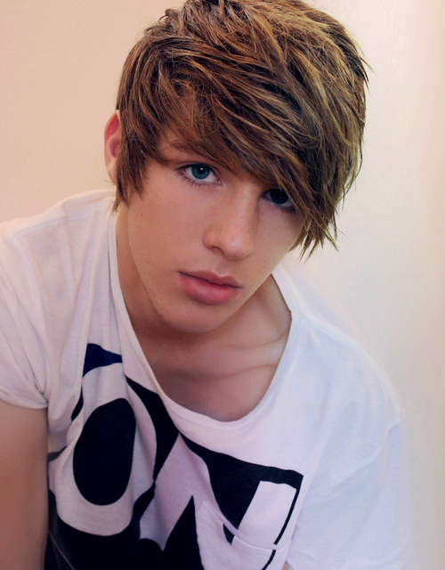 HANDSOME FACES: Young and Pretty Boys Posing