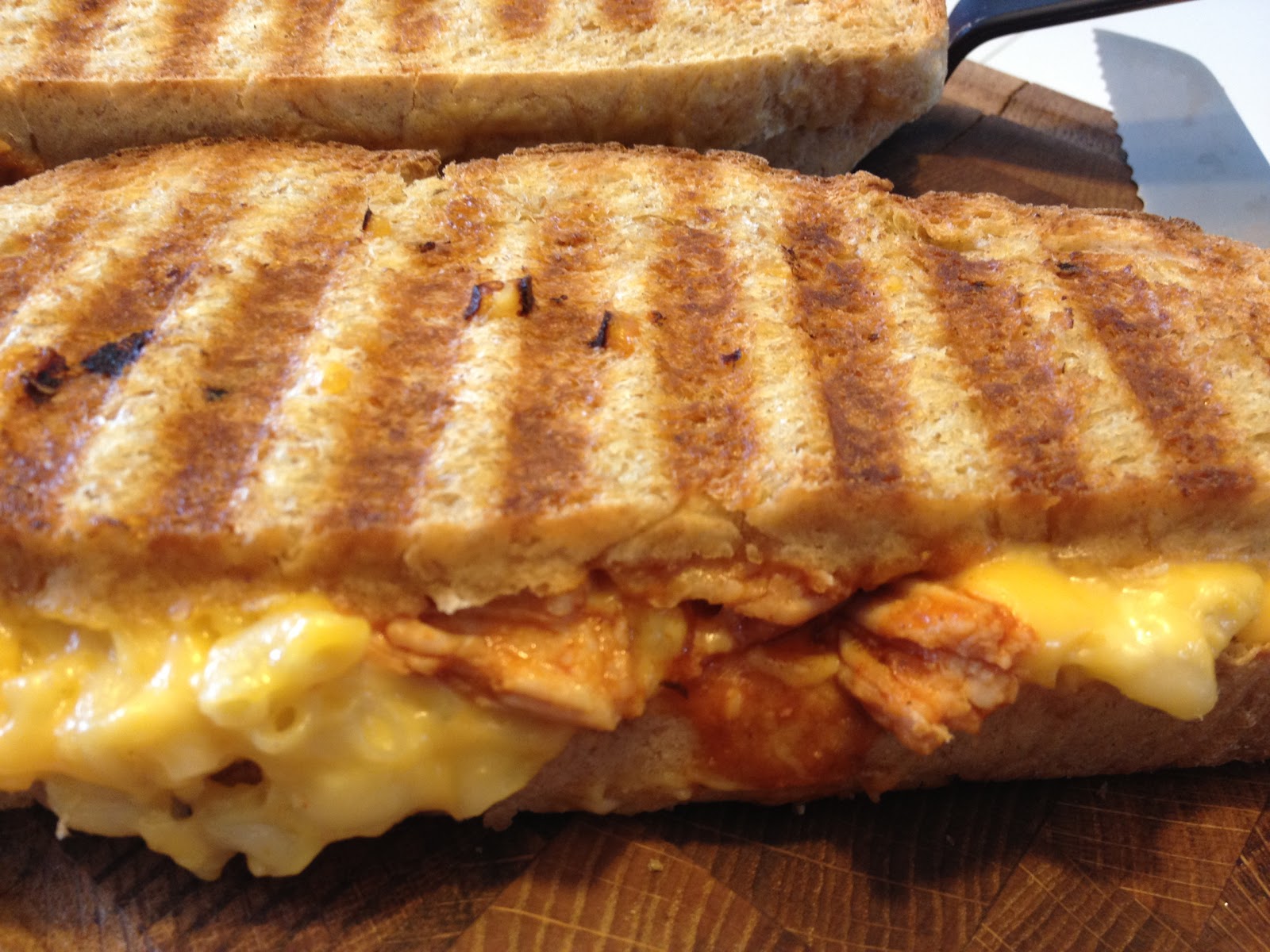 I 7. Himmel: Grilled Mac & Cheese with BBQ Pulled Pork-panini