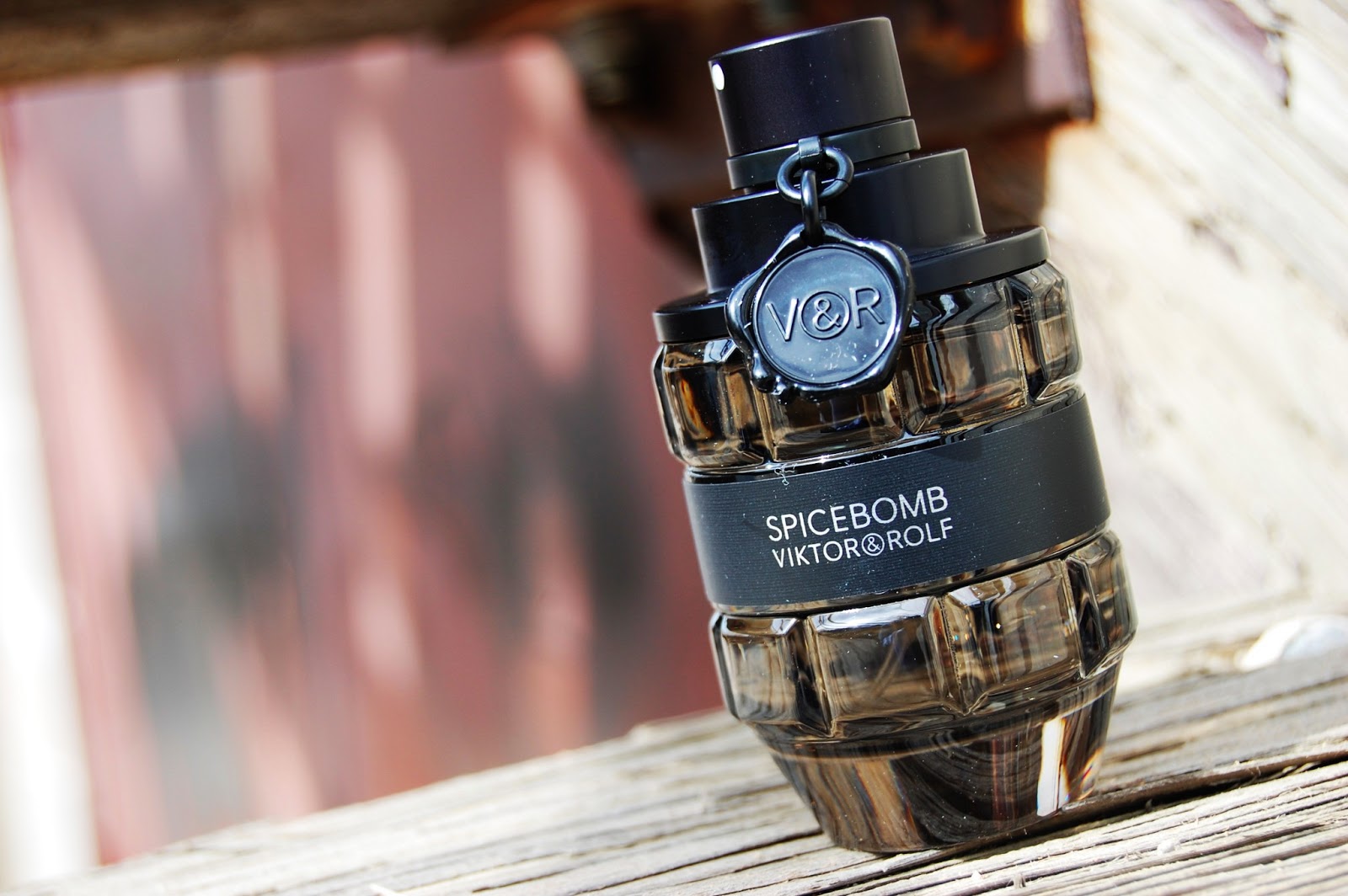 Digital Vacancy: FRAG OUT/viktor & rolf spice bomb