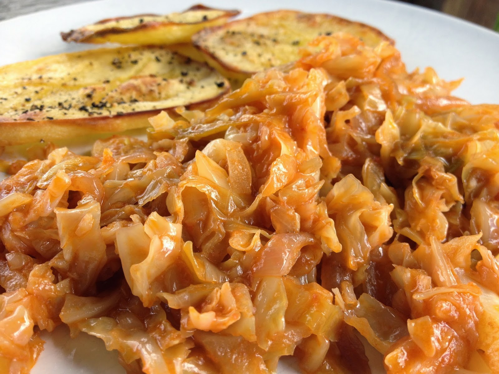 hoy hemos comido...: Repollo guisado, con salsa de tomate