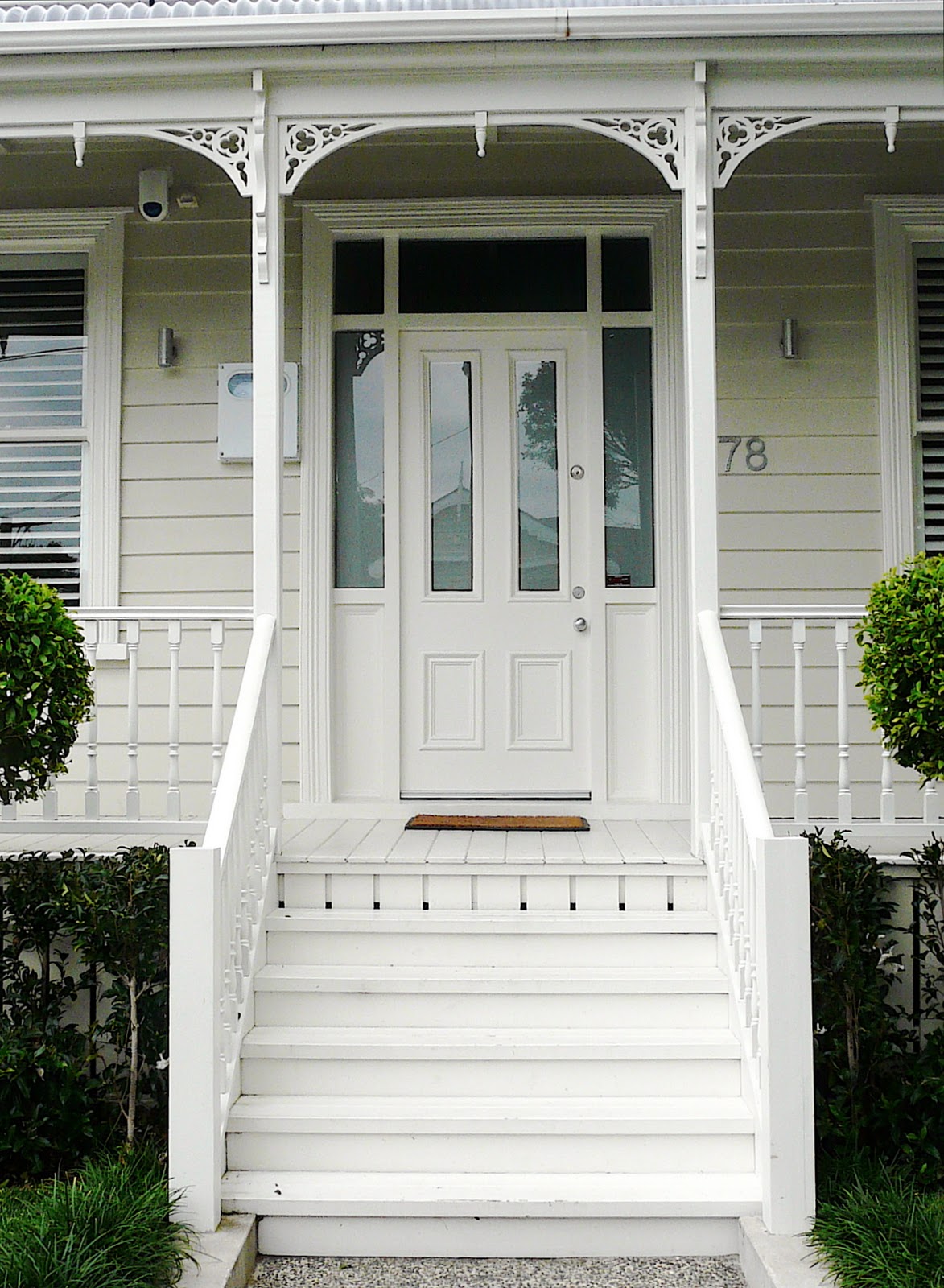 My Villa Life: Friday door, white on white on white...