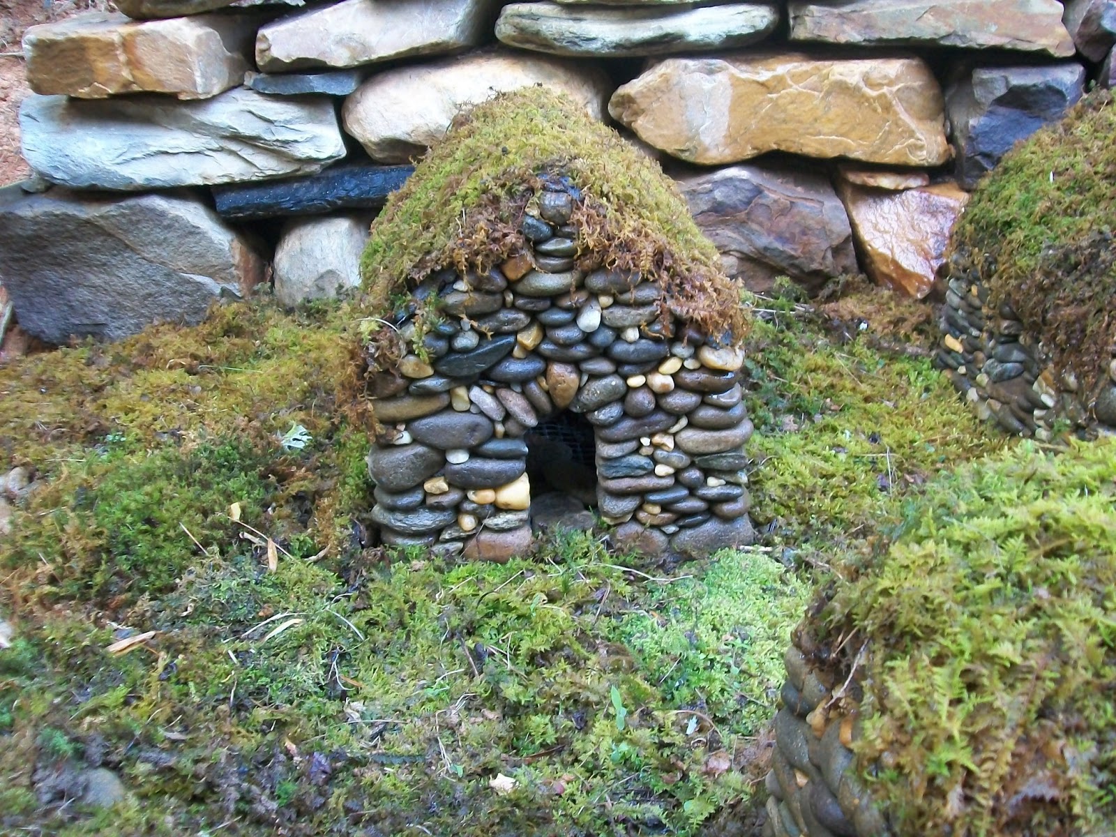 Stone Art Blog: Miniature stoneworks. Giants amongst pebbles.