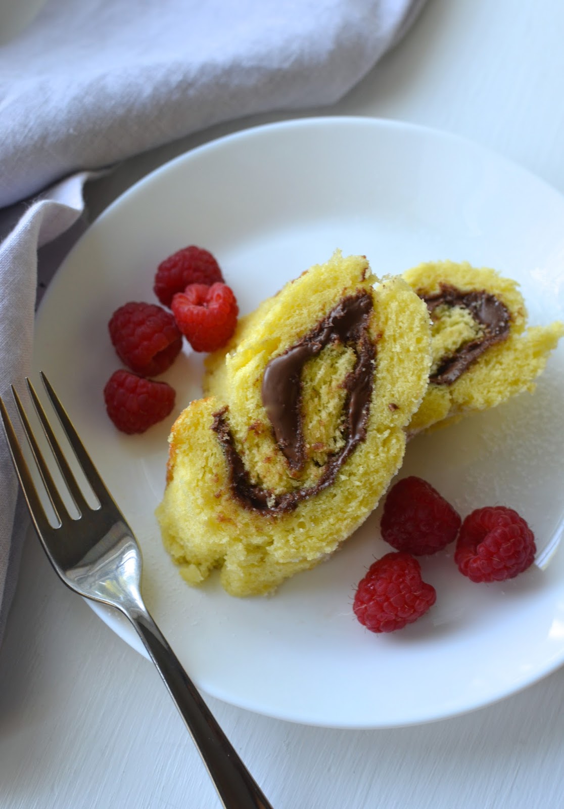 Playing with Flour: Mini roll cake with Nutella filling