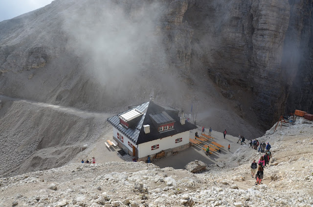 Piz Boè: escursione ad anello da passo Pordoi al rifugio Capanna Fassa.