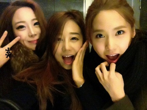 Girls’ Generation’s YoonA and her pretty photos with her friends ...