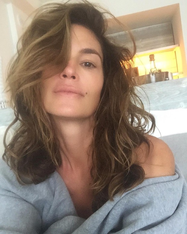 Cindy Crawford posing without makeup - news-4y