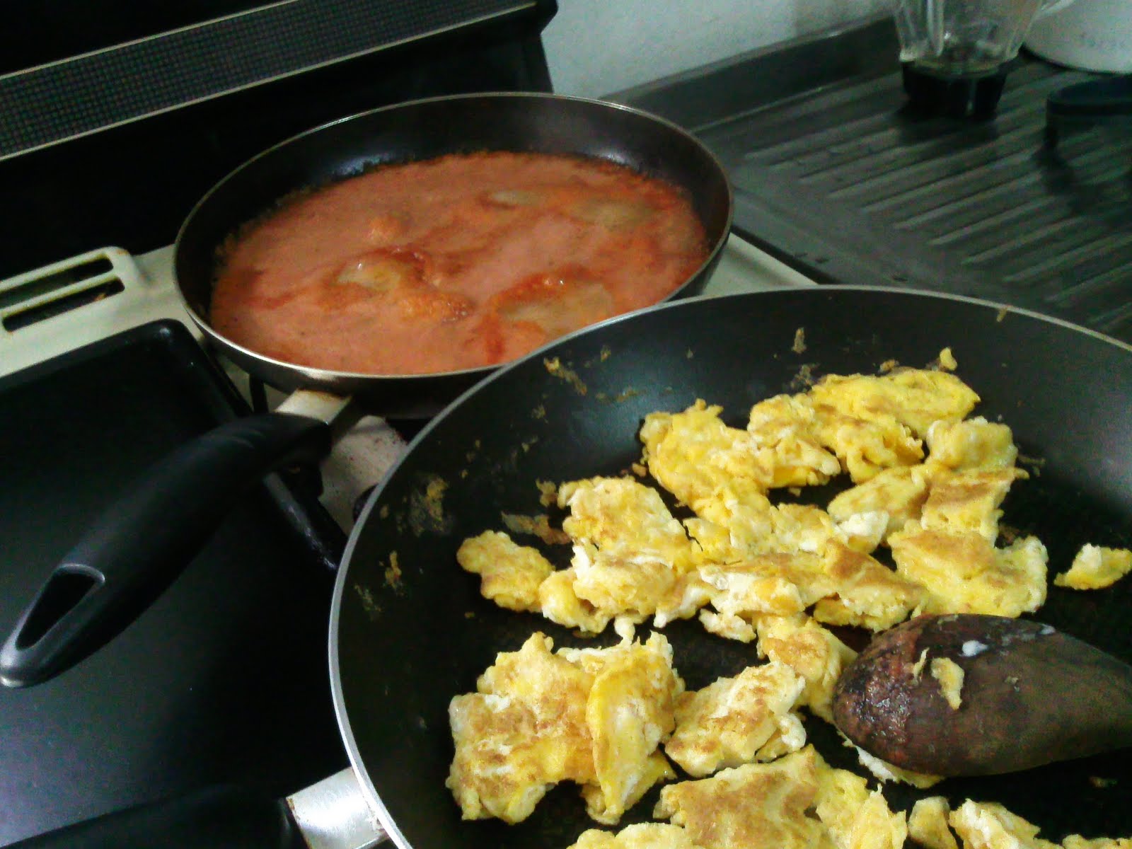 Everyday Cooking con Anita: Huevos con salsa roja