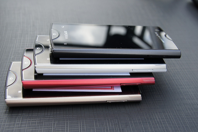Sony Ericsson: Hands-on pics of the Xperia ray in all four colours