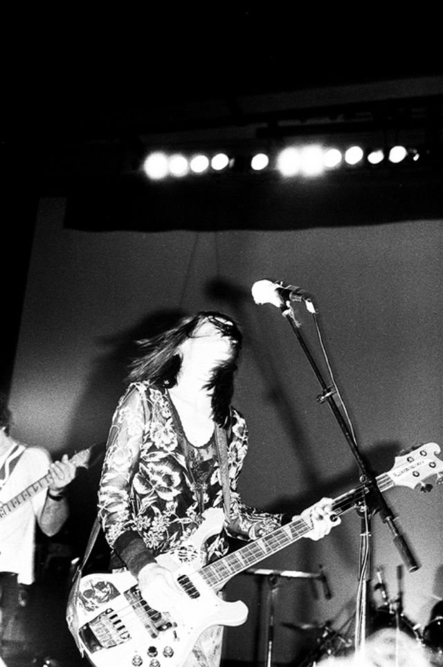 30 Amazing Photographs of a Sexy Kim Gordon of Sonic Youth on the Stage ...