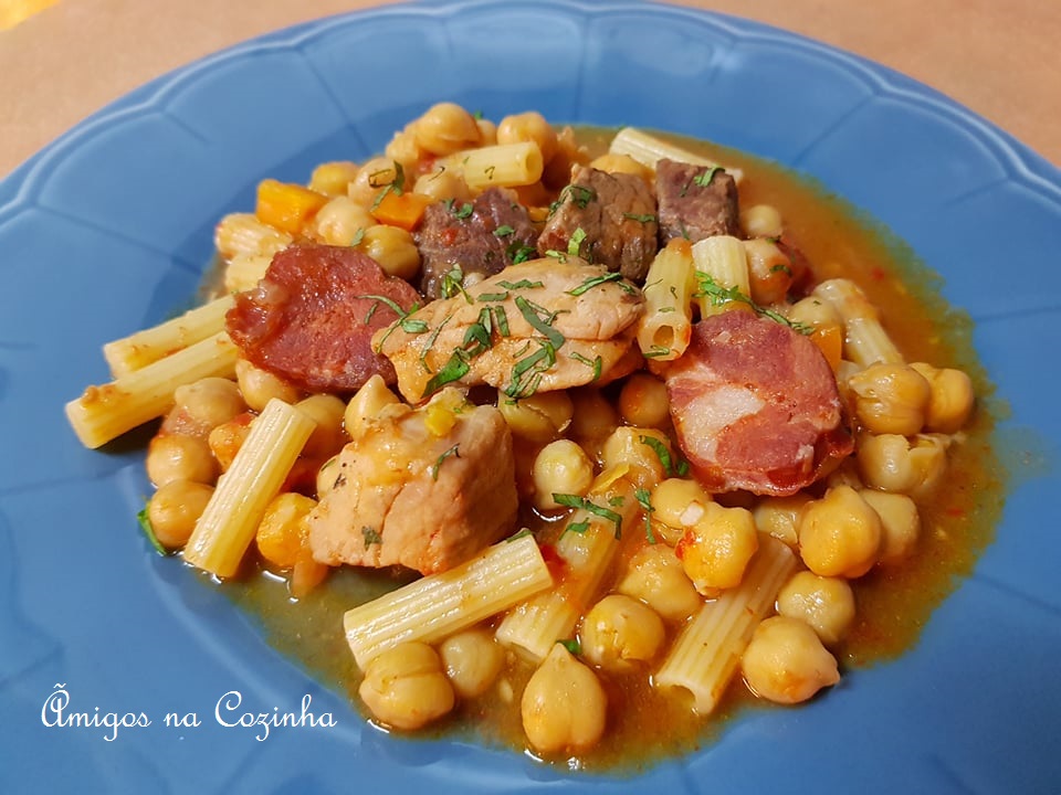 Amigos na Cozinha: Guisado de grão-de-bico com massa e carne
