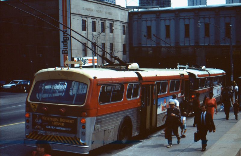 Fascinating Color Photos That Capture Transportation of Toronto in the ...