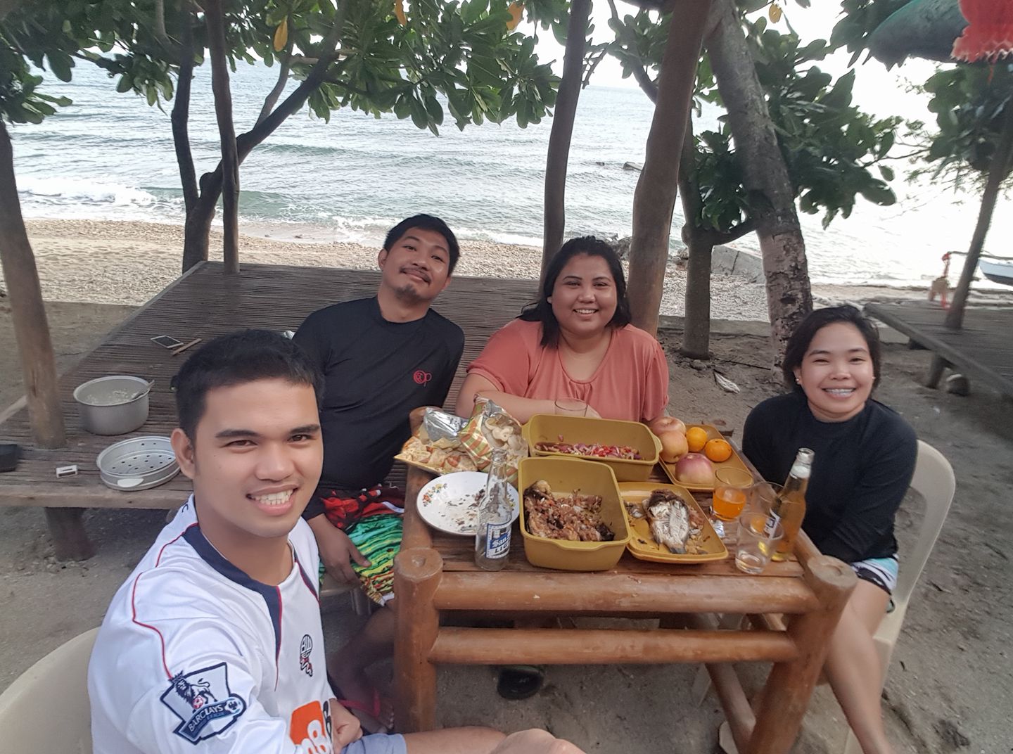 PIPISIK BEACH LAIYA: Meals and Cabanas