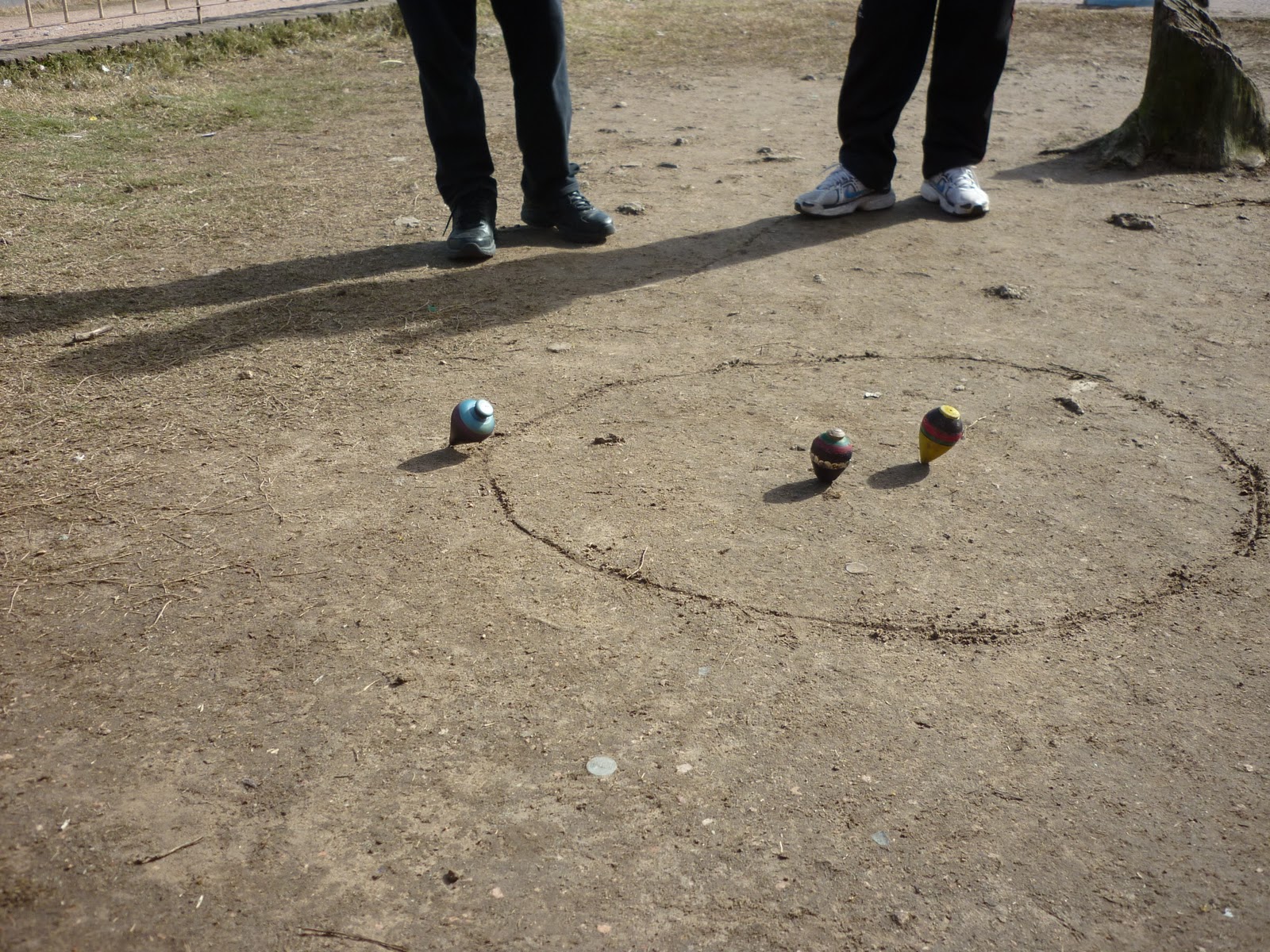 Jugar al trompo - Imagui