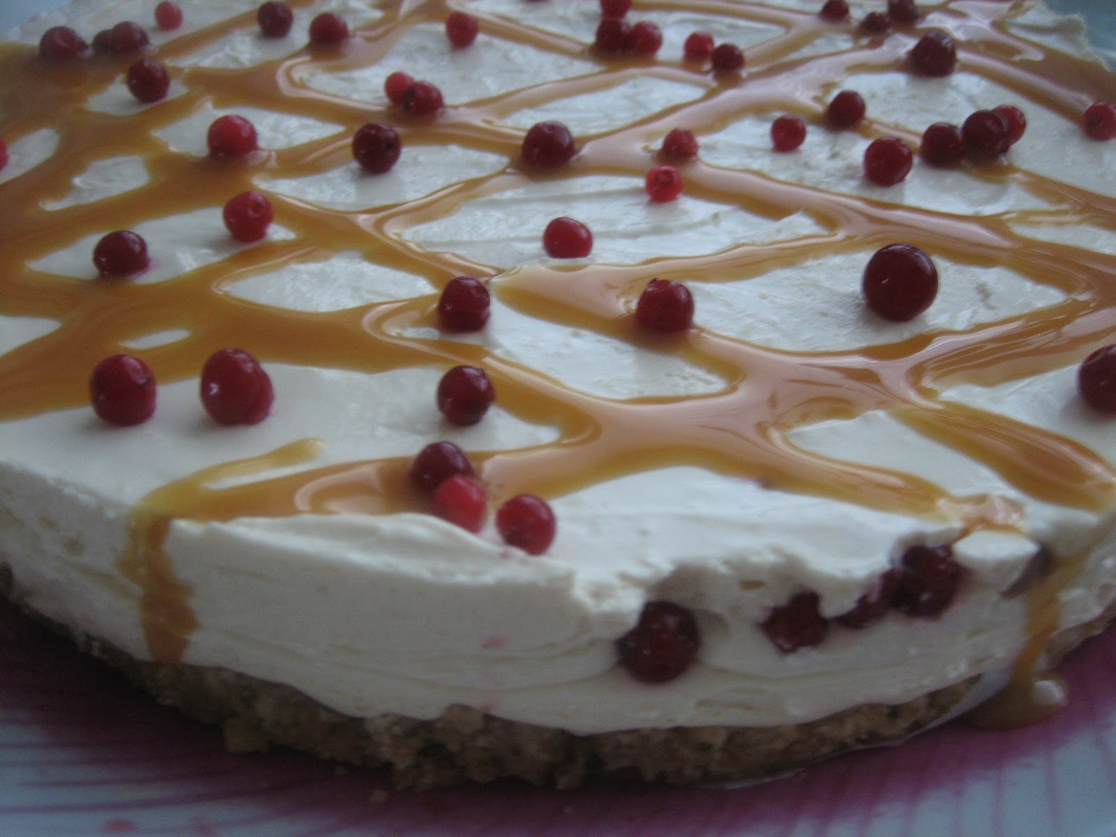 Kinuski-puolukka-juustokakku