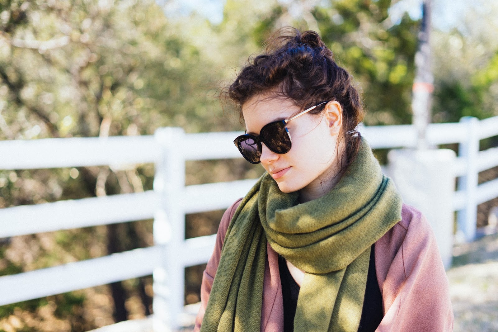 LOOK of the day - długi różowy płaszcz i oliwkowy szal | julia caban