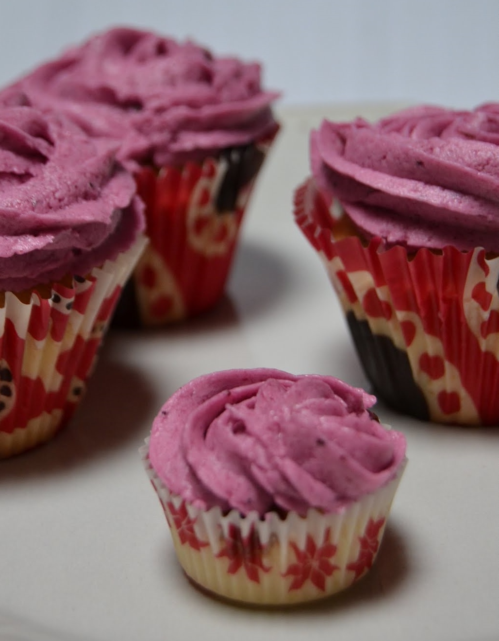 So Delicious! By Alba P.: CUPCAKES DE RON AREHUCAS Y FRUTOS ROJOS