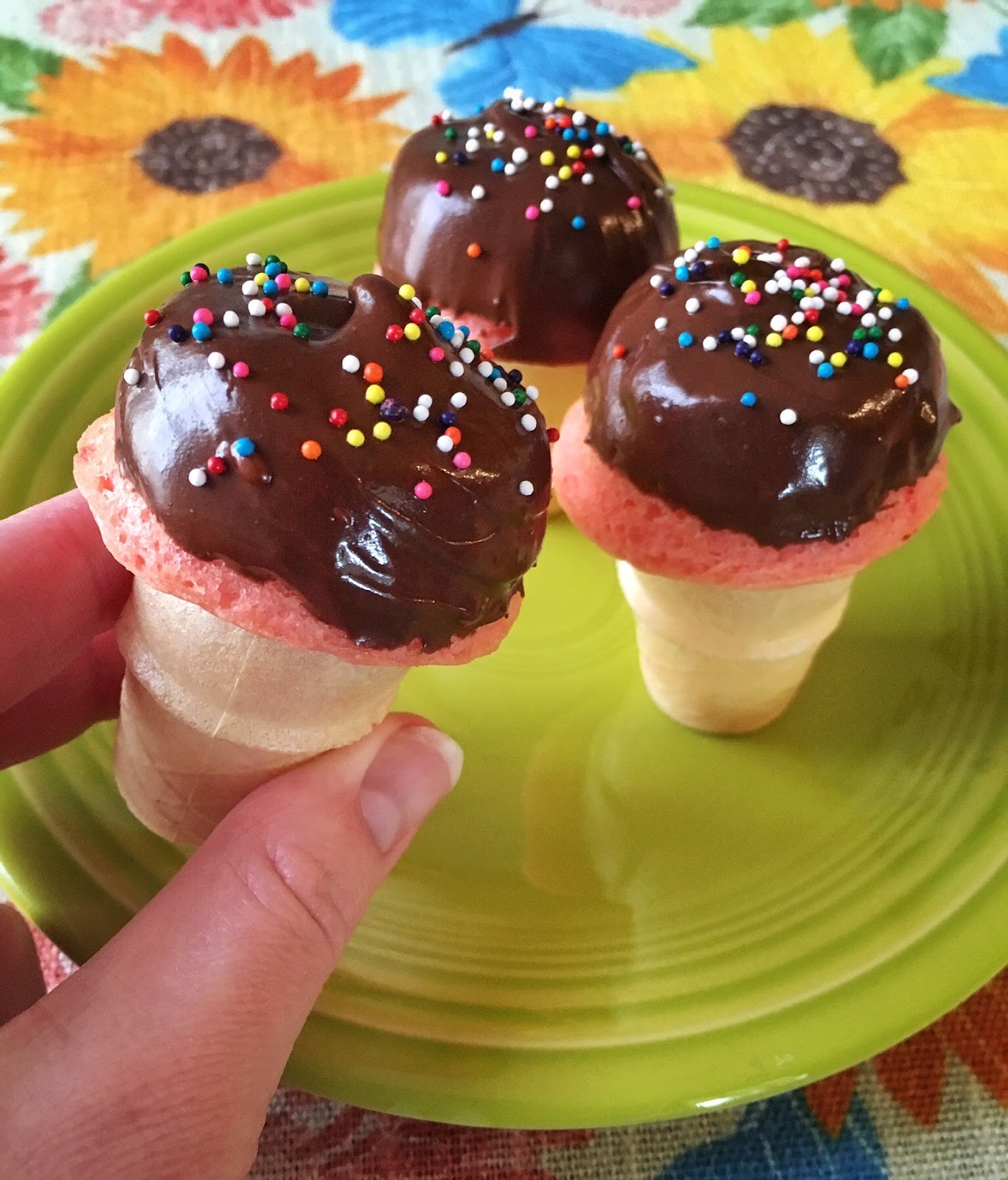 Making Mama's Kitchen: Chocolate Covered Strawberry Cone Cakes