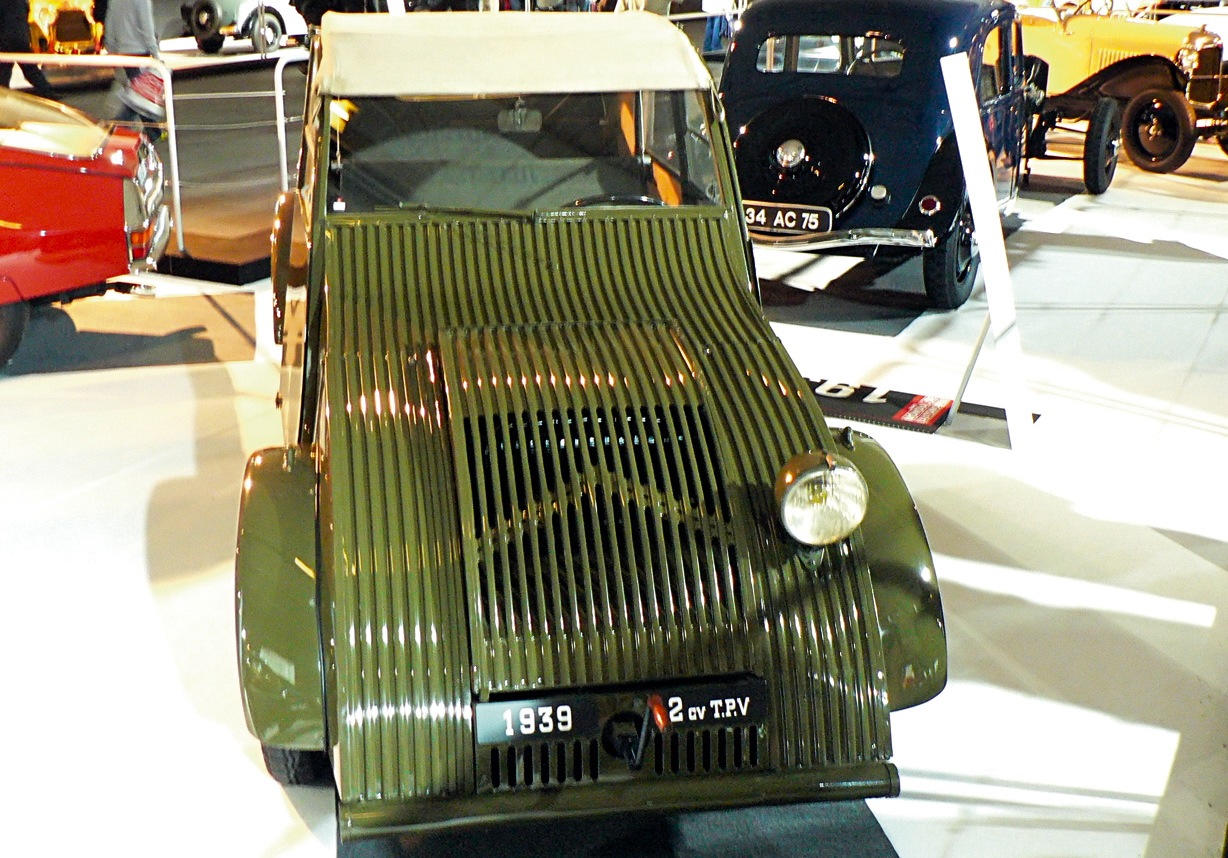 CITROËN 2CV DEUX CHEVAUX: TWO HORSEPOWER WONDER!