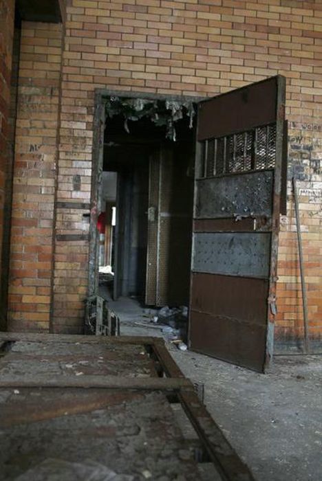 Abandoned Police Station (18 pics)