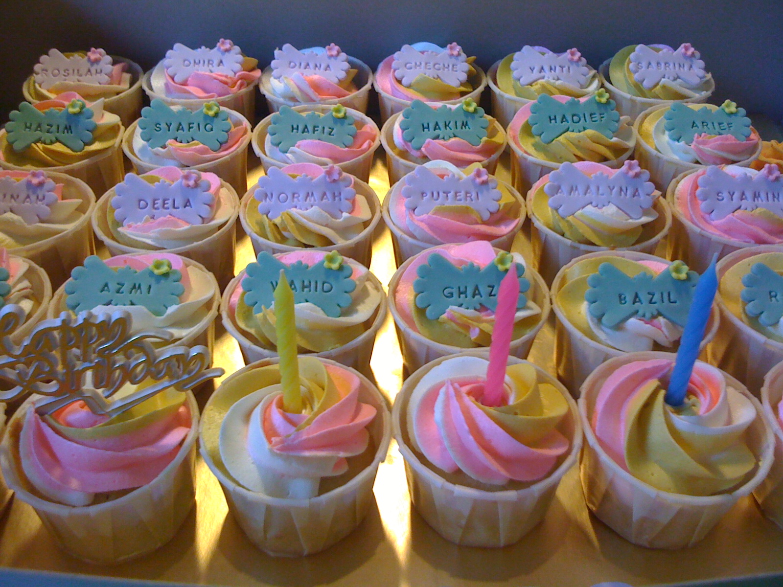 CAKE CUPBOARD: Personalized cupcakes - with individual names