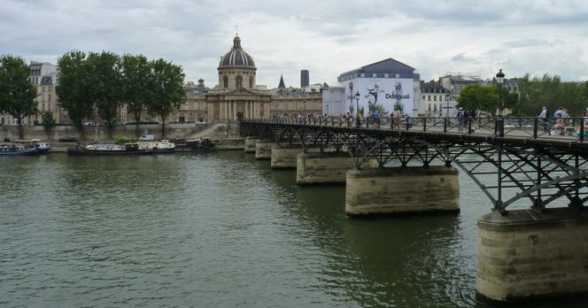 El río Sena cruza París.
