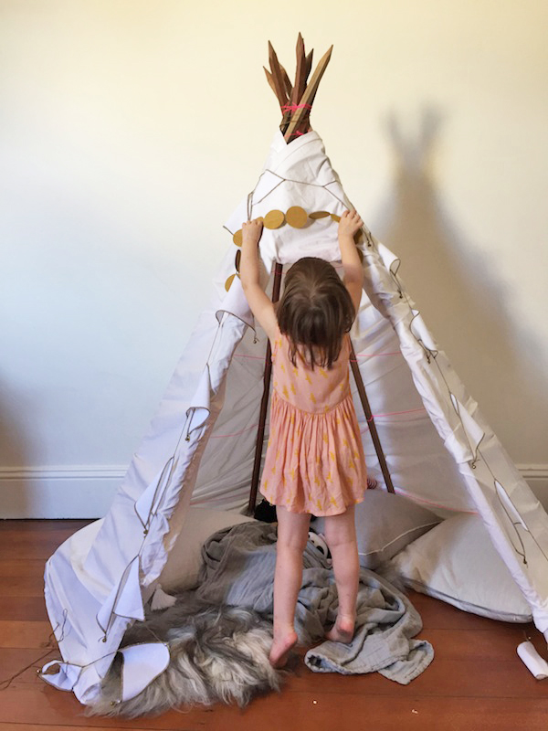 THE INDIGO CREW | Creative living with kids: HOW TO MAKE A NO-SEW TEEPEE