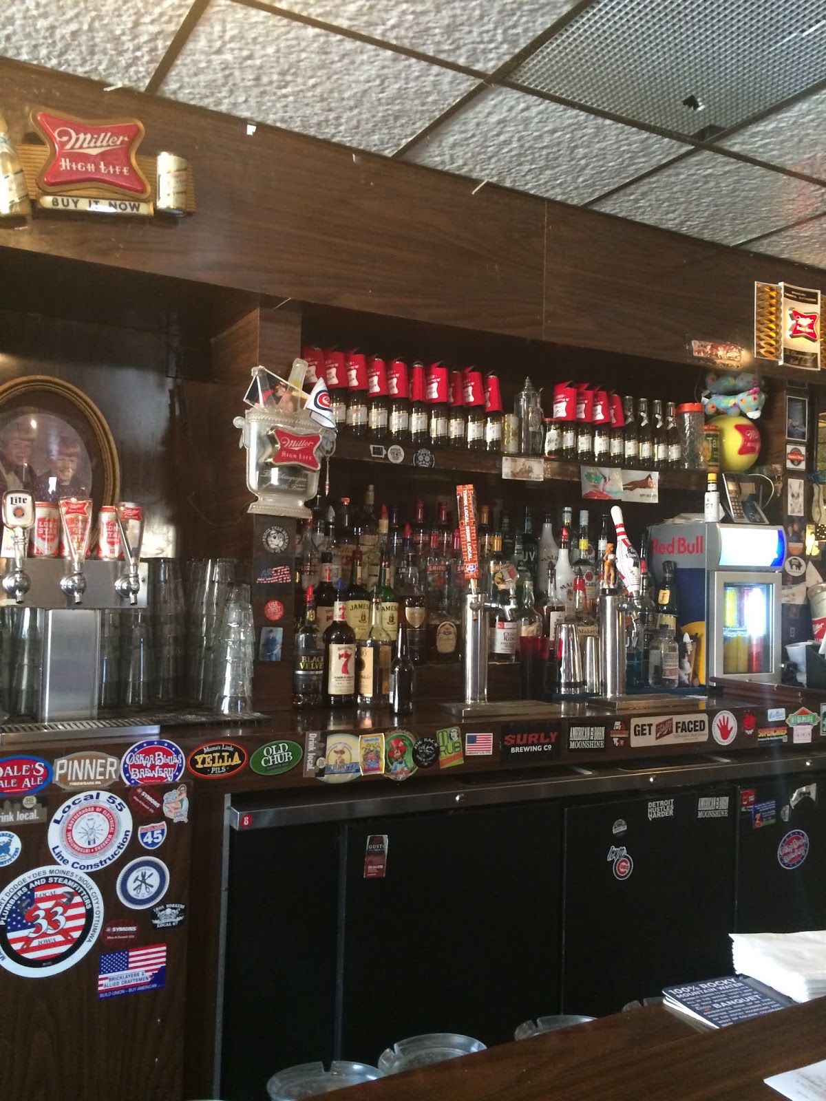 Travels of a Commoner: Toasting the ‘champagne of bars’ in Des Moines, Iowa