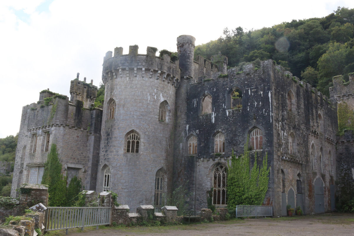 Lisa's World: Gwrych Castle After years of slow decline, a derelict ...