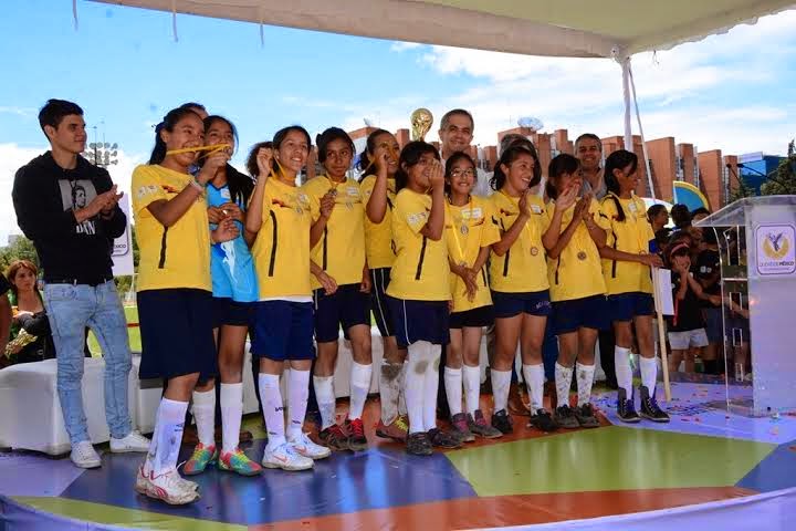 Actividades físicas, culturales y alimentación saludable, combinación ...