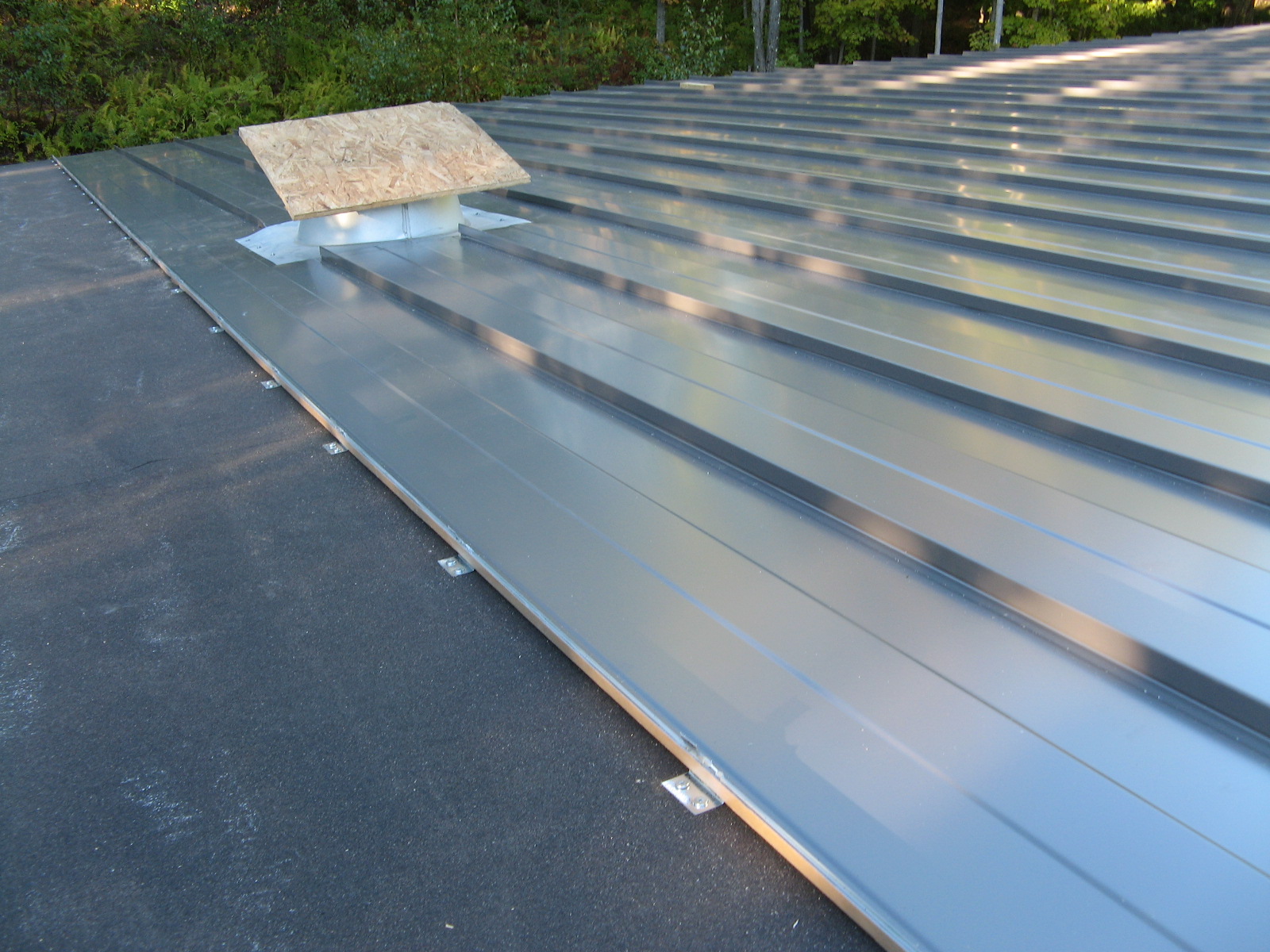 Rez-de-jardin à Sutton: TOLE TOIT