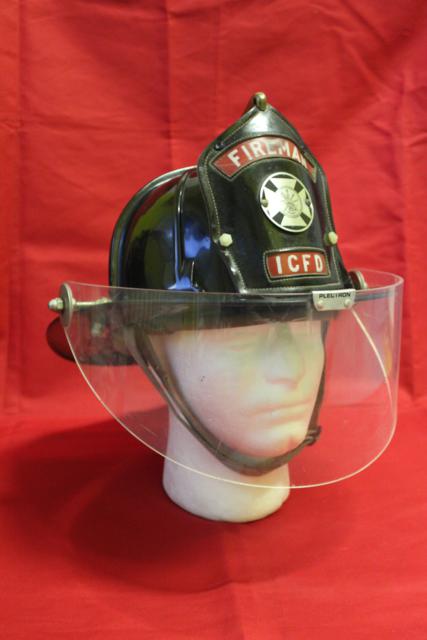 FIRE RESCUE HELMET: CAIRNS 880 IOWA CITY FIRE DEPT