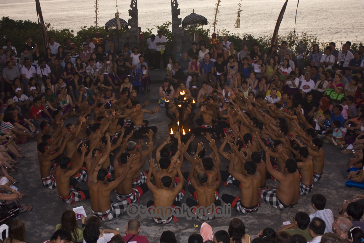 Tari Kecak dan Api Uluwatu, Kolaborasi Spektakuler Alam dan Budaya ...