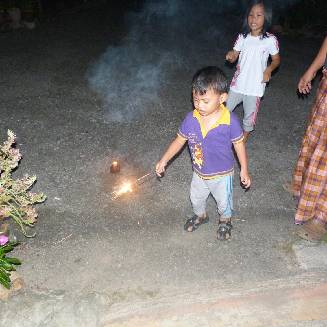 ~StoRiEs Of Us~: Jom main bunga api..