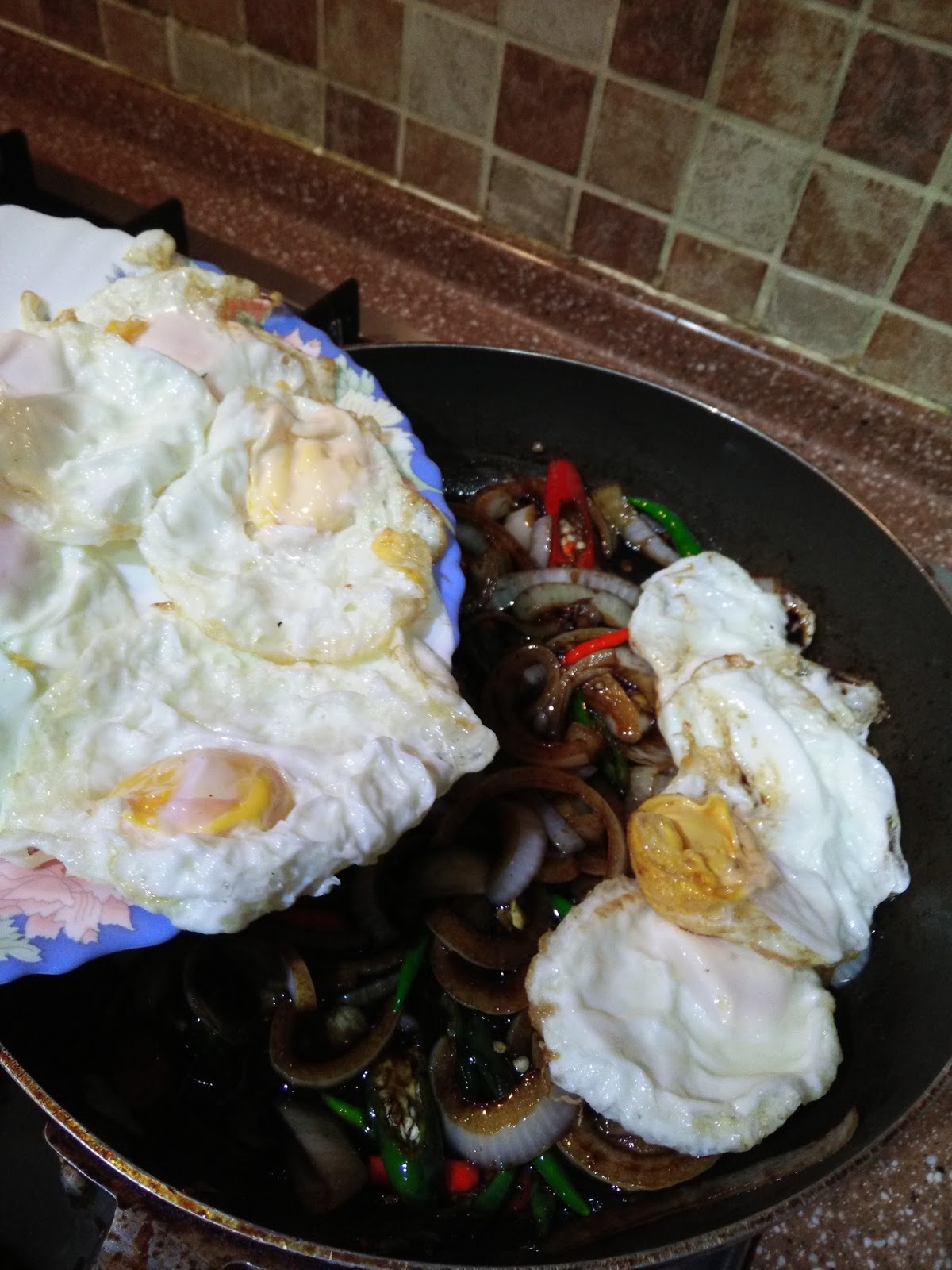 Seribu Satu Macam Sajian: Telur mata lembu (sunny side up ) masak kicap