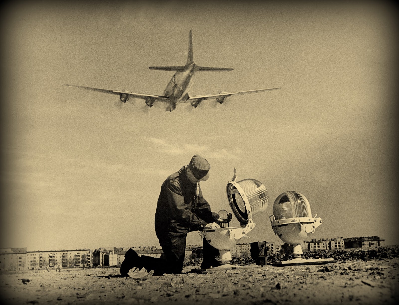 ΙΣΤΟΡΙΑ ΕΛΛΗΝΙΚΗ ΚΑΙ ΠΑΓΚΟΣΜΙΑ : ΒΕΡΟΛΙΝΟ 1945 - Η ΠΤΩΣΗ ΤΗΣ ΧΙΤΛΕΡΙΚΗΣ ...