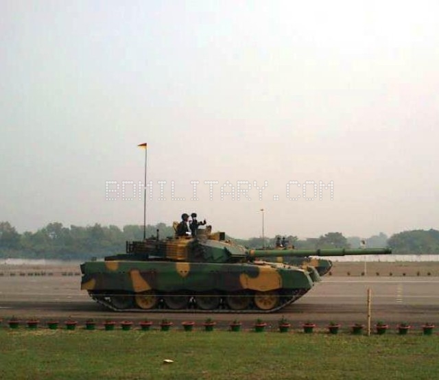 Bangladesh Army's MBT-2000 Main Battle Tank Victory Day 2012 parade ...
