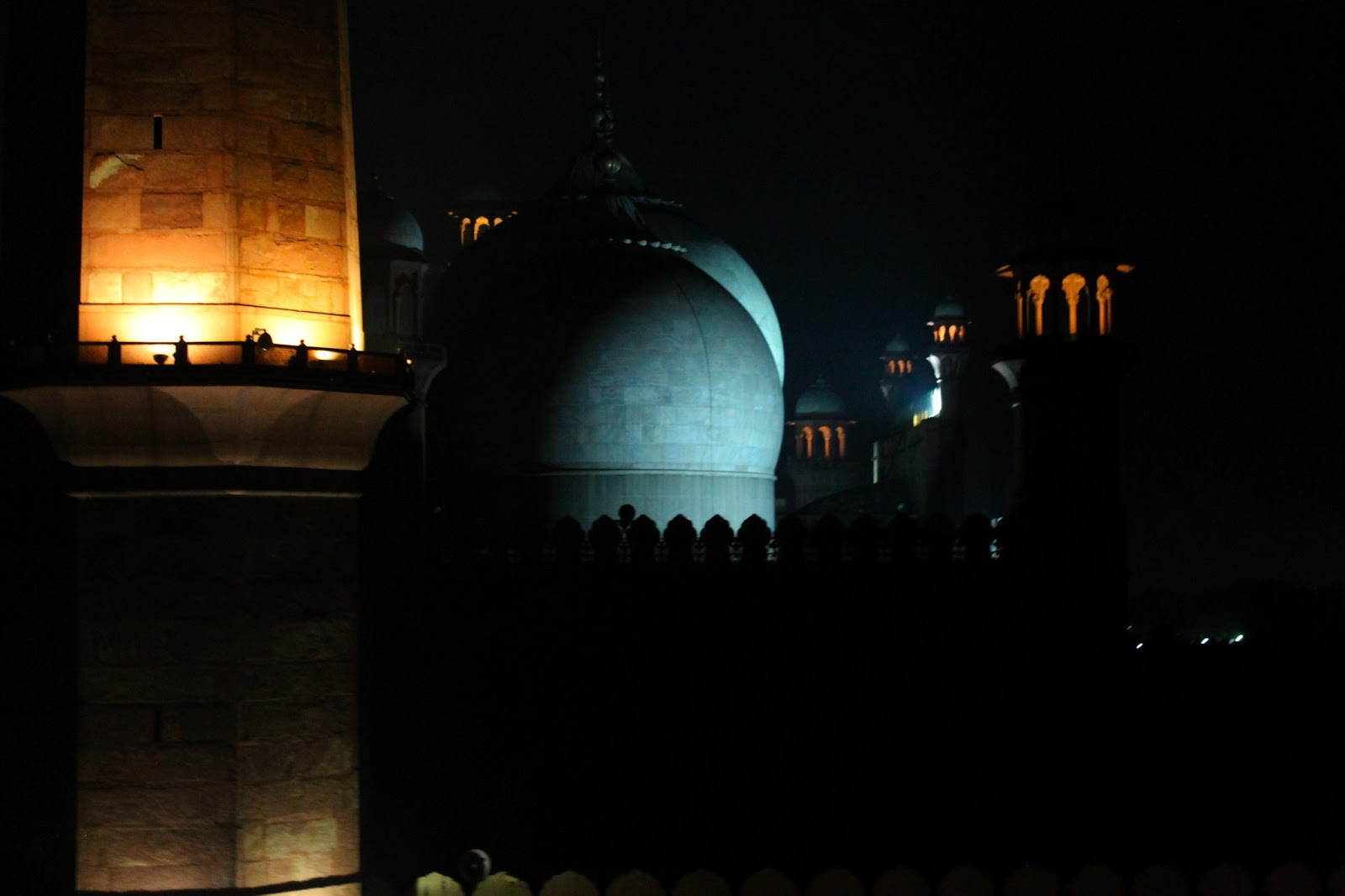 Travelogue: Badshahi Mosque in Lahore at Night - THE STYLE MATRIX