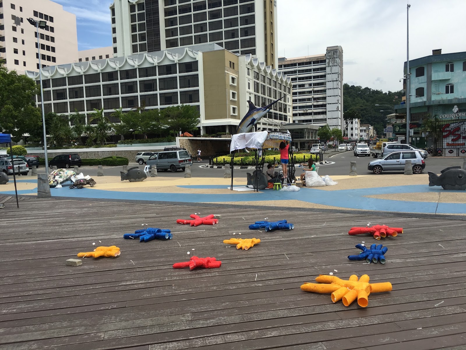 Seni Instalasi di teluk Kota Kinabalu 2016: Arca instalasi kami yang ...