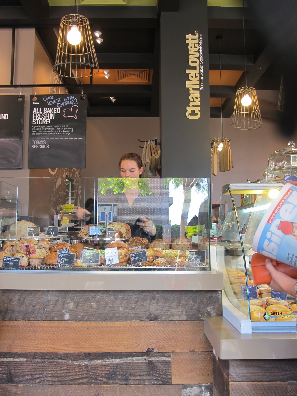 far far away downunder... 遠得要命又顛倒的地方: Neutral Bay / Charlie Lovett Caf'e